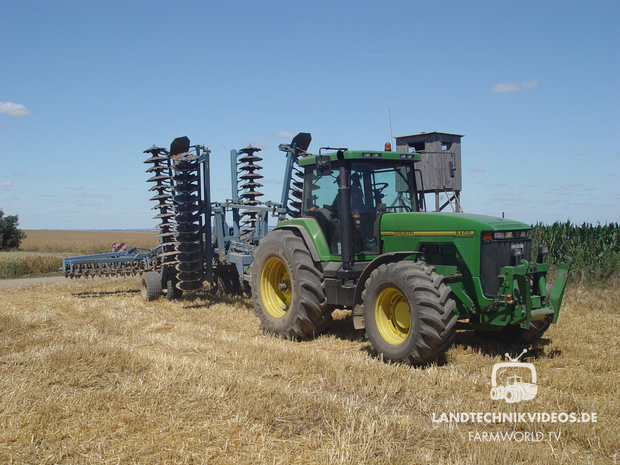 John Deere 8400 mit Scheibenegge - farmworld.tv