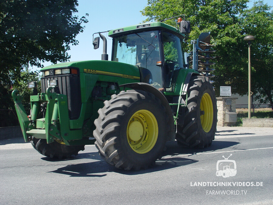 John Deere 8400 mit Scheibenegge - farmworld.tv