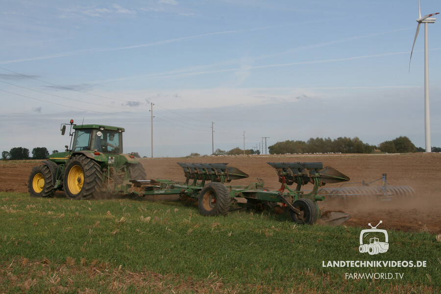 John Deere 8410 mit Pflug - farmworld.tv