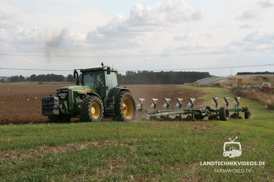 John Deere 8410 mit Pflug - farmworld.tv