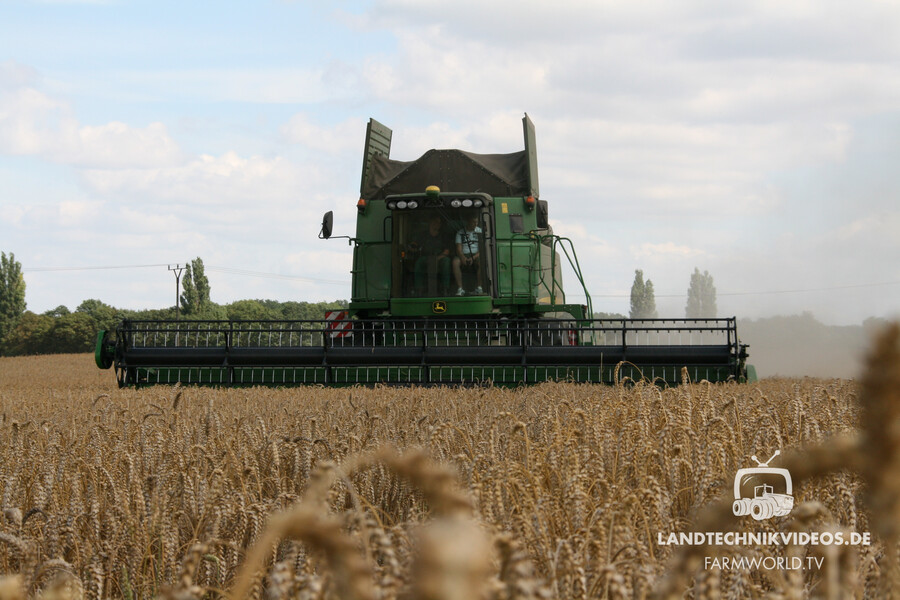 2x John Deere s690i - farmworld.tv