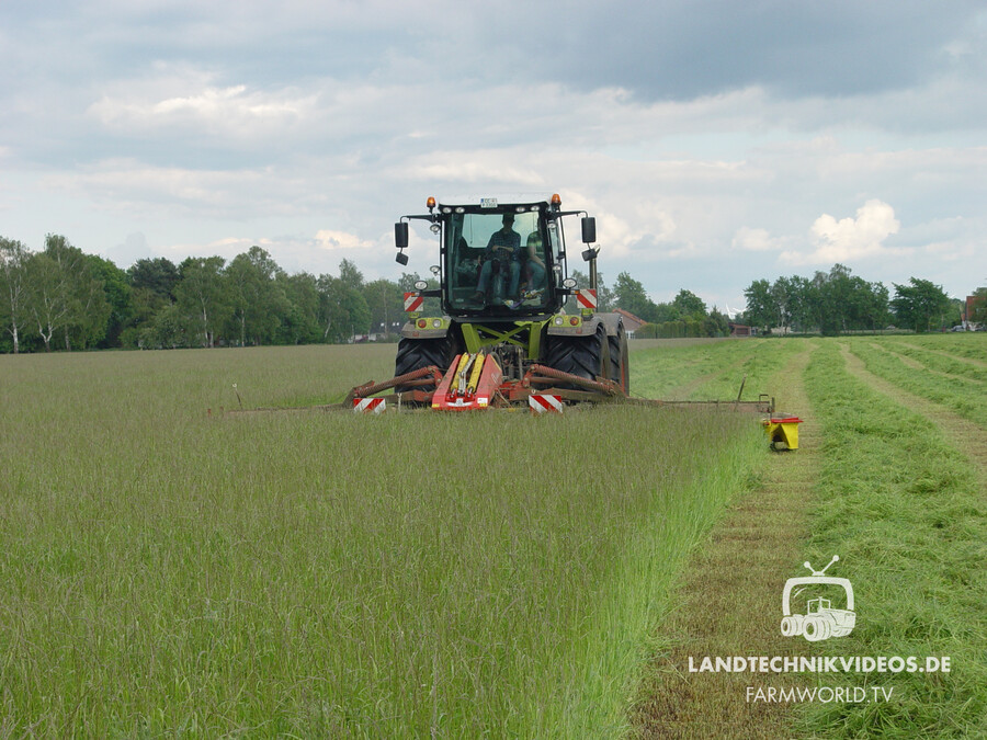 Claas Xerion 3300 mit Mähwerk - farmworld.tv