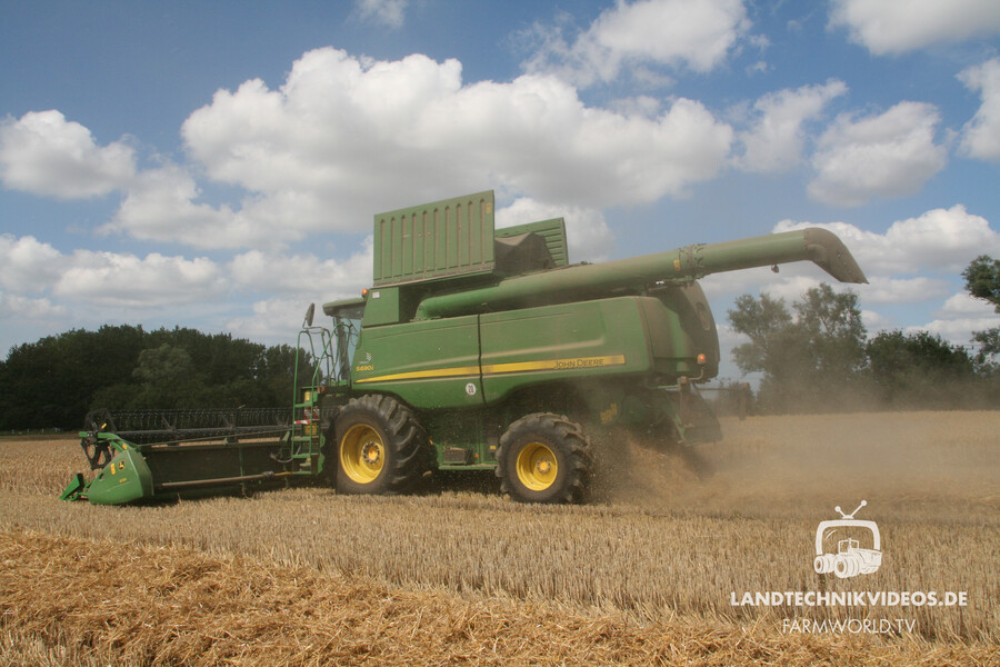 2x John Deere s690i - farmworld.tv