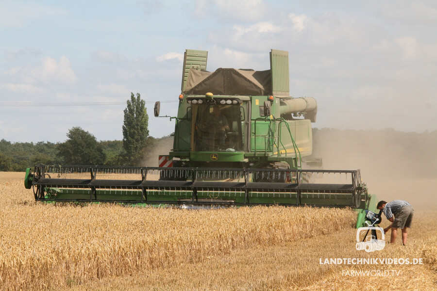 2x John Deere s690i - farmworld.tv