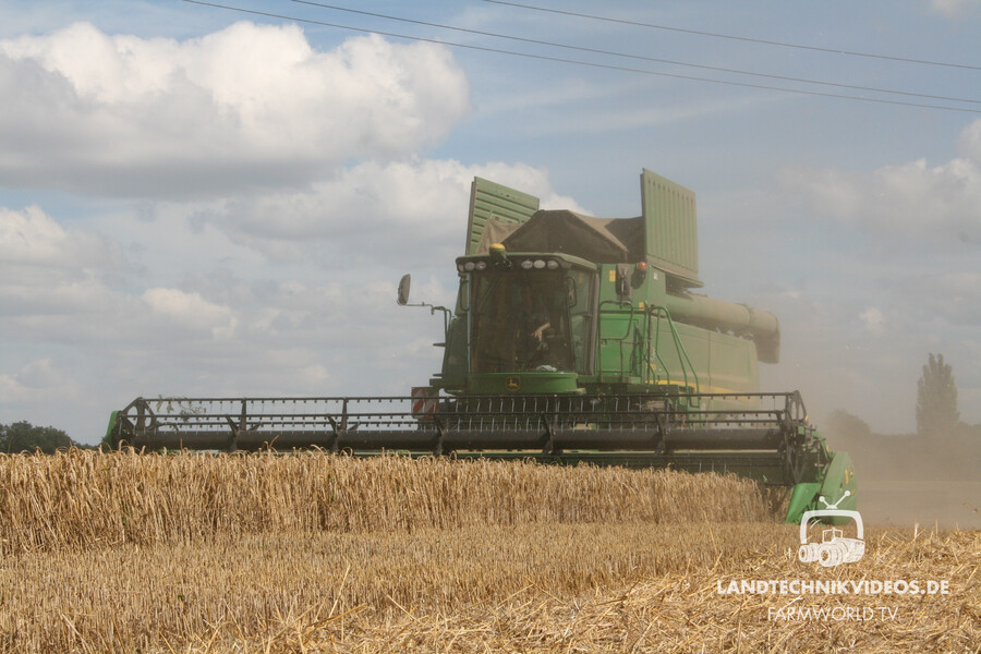 2x John Deere s690i - farmworld.tv