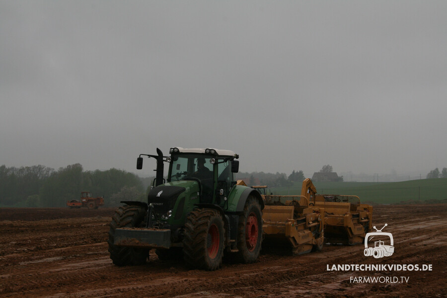 Erdbau mit Challenger und Fendt Traktoren - farmworld.tv