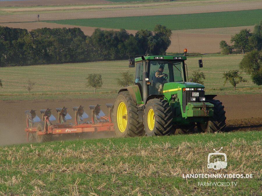 John Deere 8300 mit Pflug - farmworld.tv