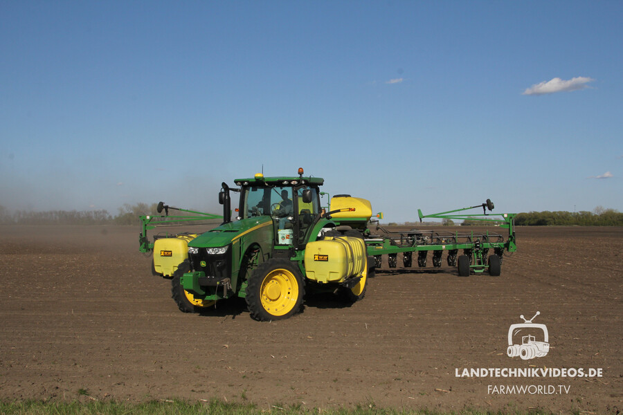 John Deere 8260R & DB Planter - farmworld.tv