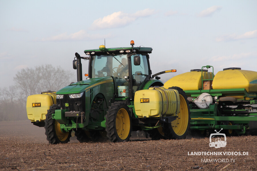 John Deere 8260R & DB Planter - farmworld.tv