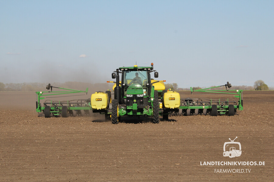 John Deere 8260R & DB Planter - farmworld.tv