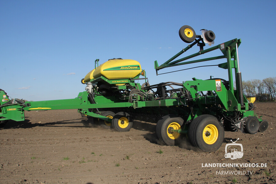 John Deere 8260R & DB Planter - farmworld.tv