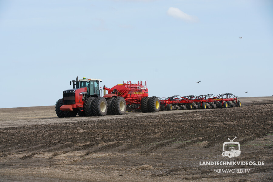 Versatile 435 + Seed Hawk in Sibirien - farmworld.tv