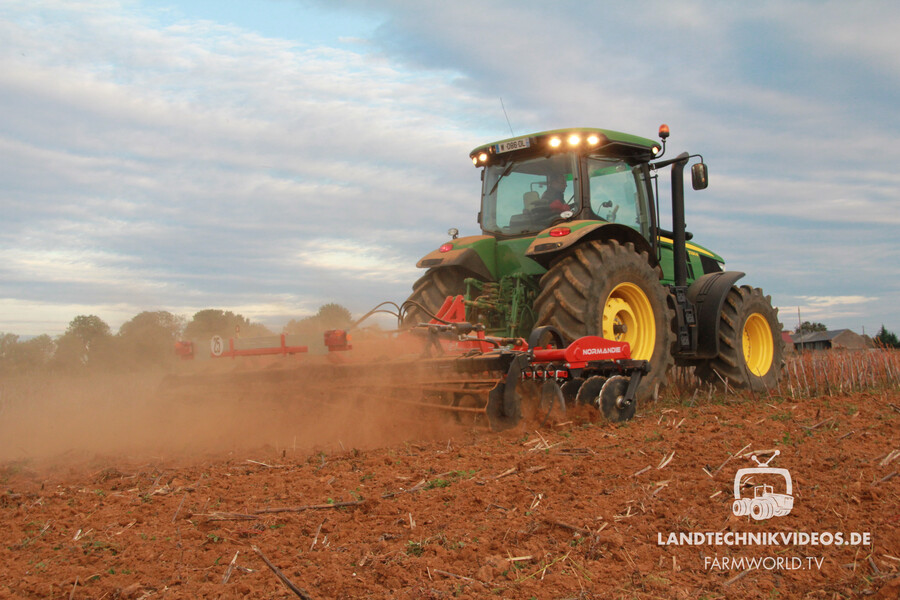 John Deere 7230R - farmworld.tv