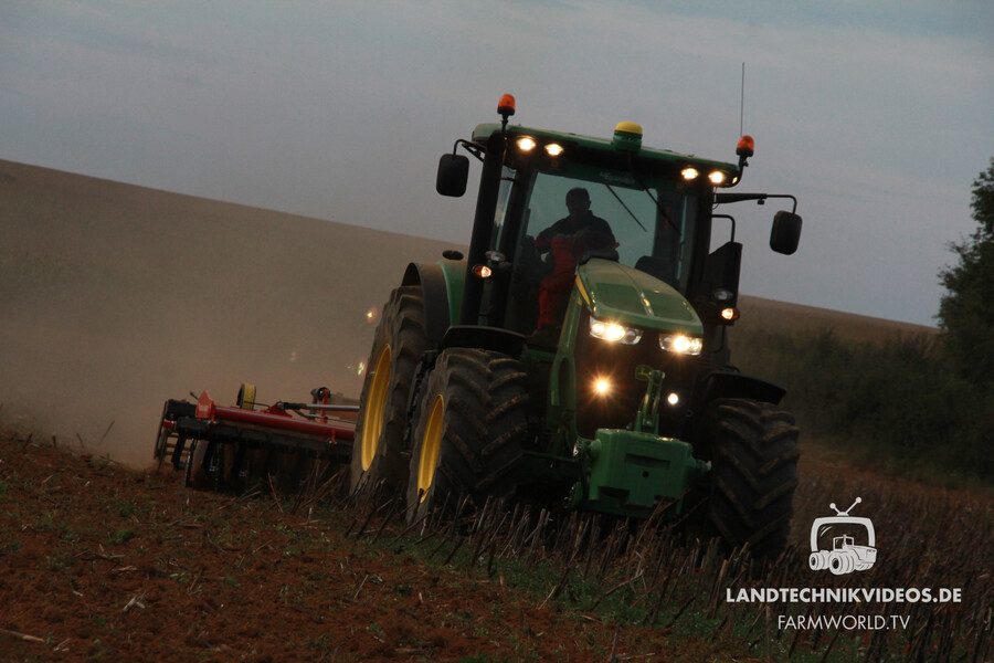 John Deere 7230R - farmworld.tv