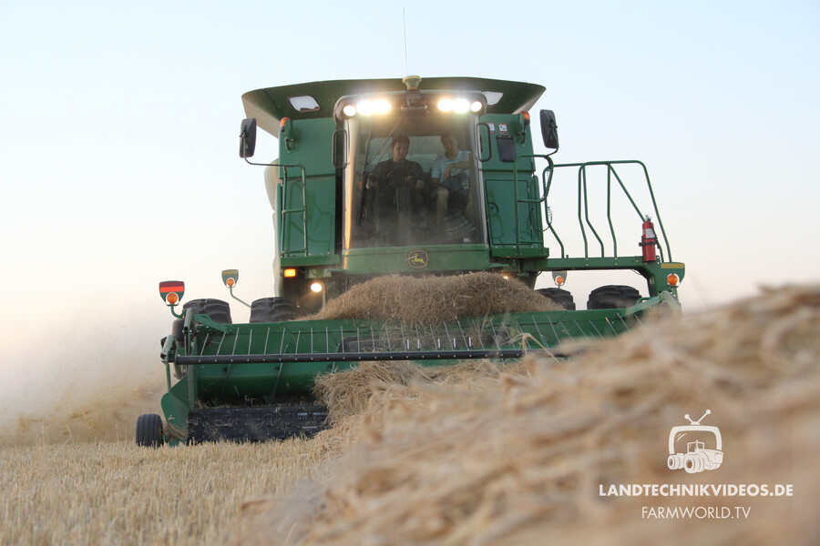 John Deere 9880 STS in Kanada - farmworld.tv