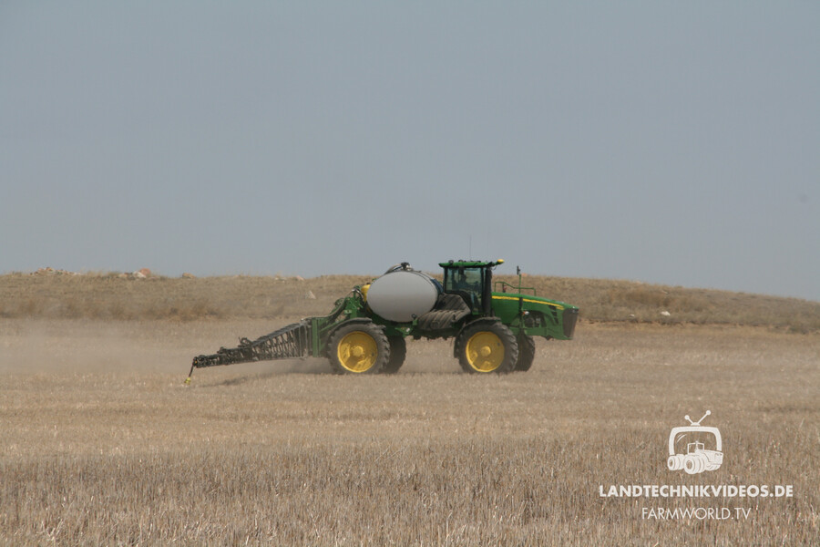 John Deere 4930 Sprayer - farmworld.tv