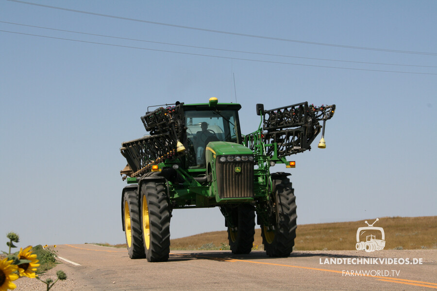 John Deere 4930 Sprayer - farmworld.tv