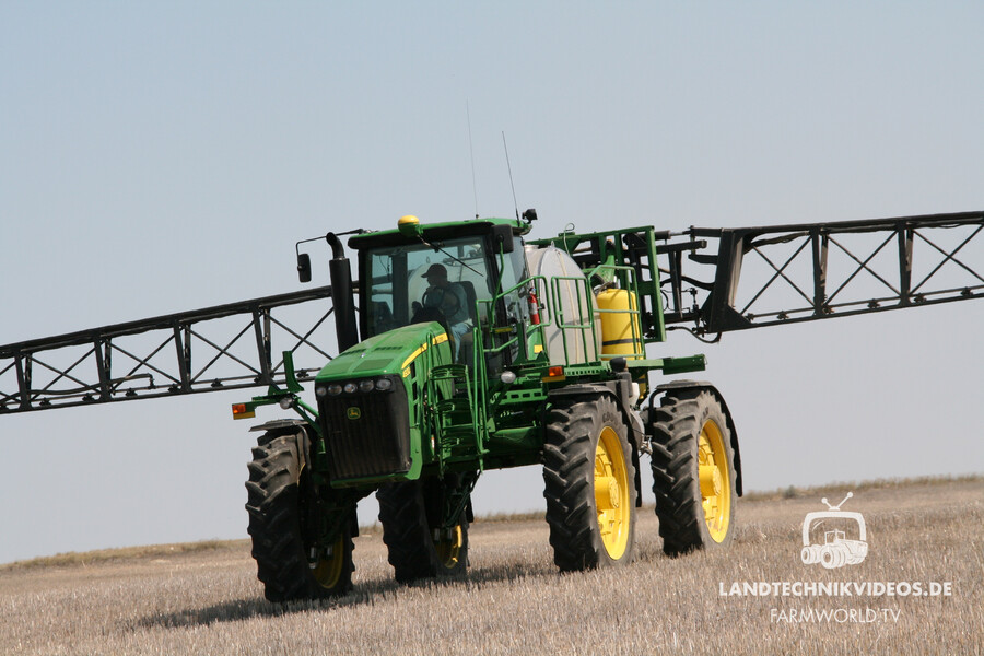 John Deere 4930 Sprayer - farmworld.tv