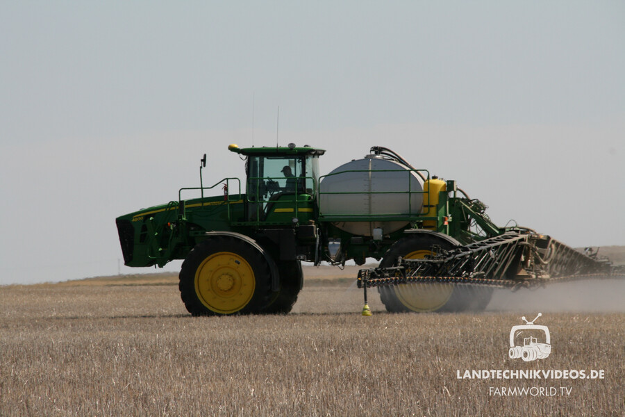 John Deere 4930 Sprayer - farmworld.tv