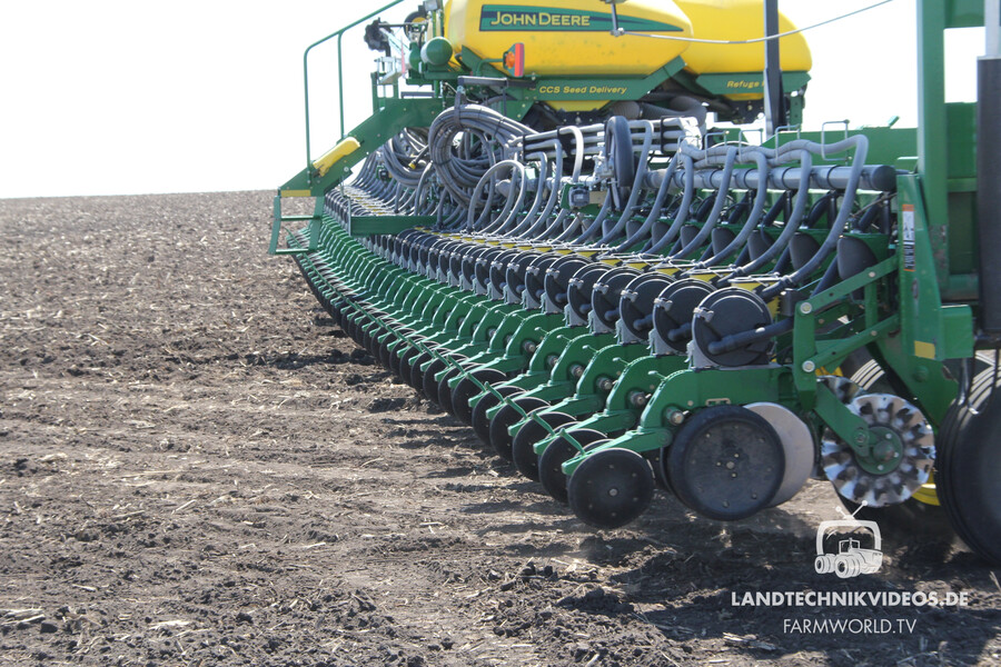 John Deere 9360R & DB Planter - farmworld.tv