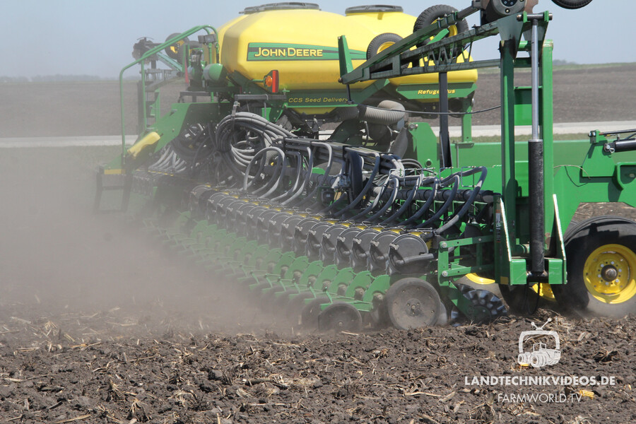 John Deere 9360R & DB Planter - farmworld.tv