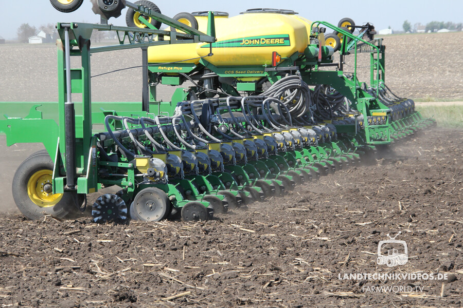 John Deere 9360R & DB Planter - farmworld.tv