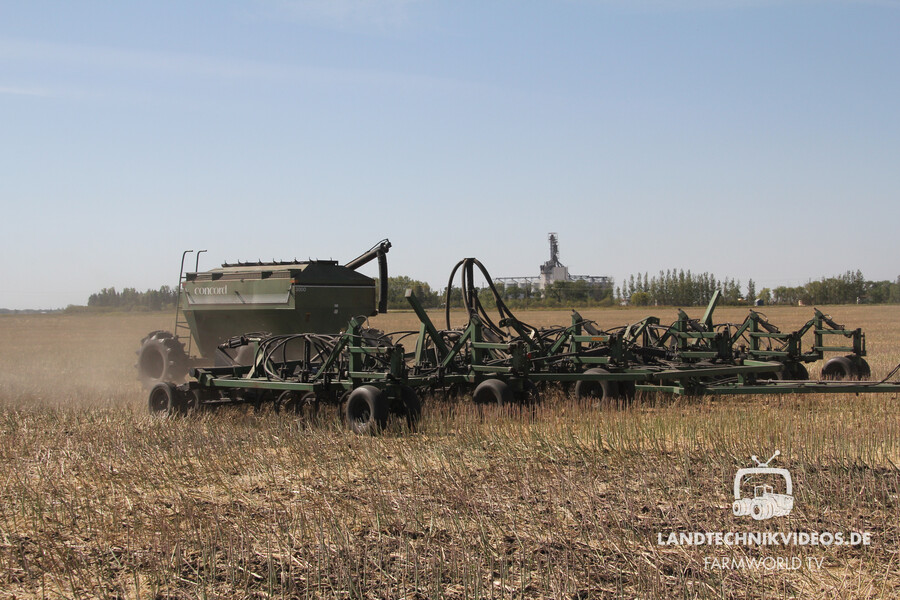 Challenger MT865B + Airseeder - farmworld.tv