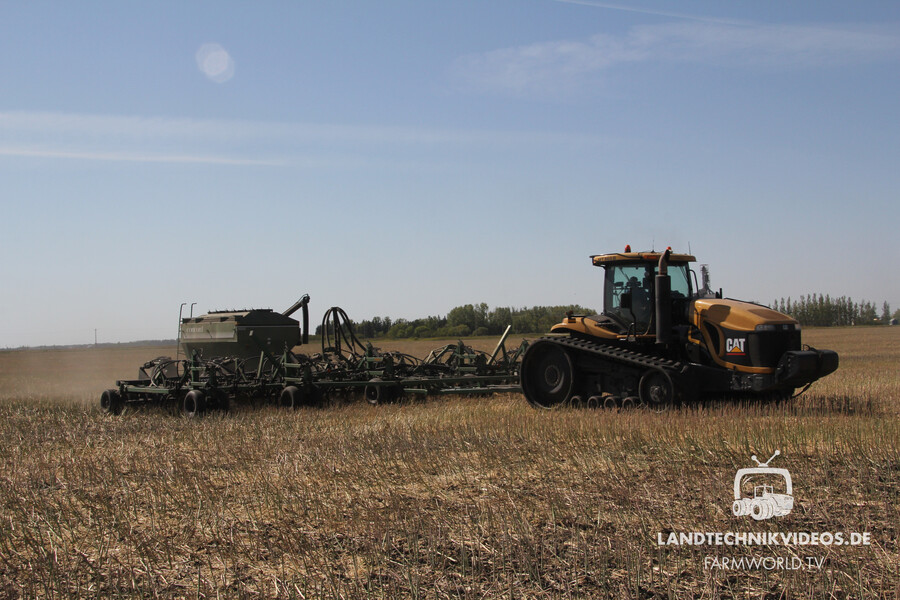 Challenger MT865B + Airseeder - farmworld.tv